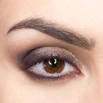 Trucco luminoso per occhi scuri, castani, neri: tutorial