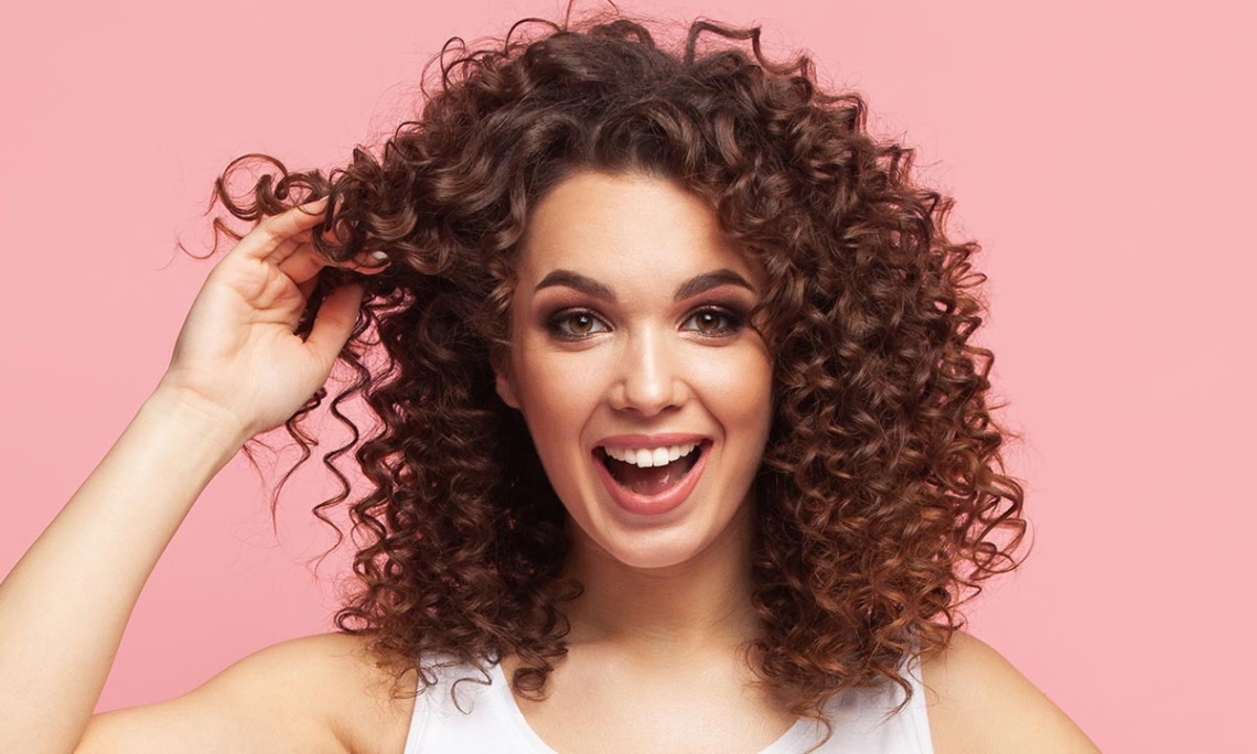 Come fare i capelli ricci a casa: 18 metodi efficaci!