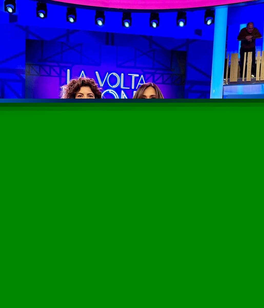 Caterina Balivo look viola: il colore moda che colpisce!