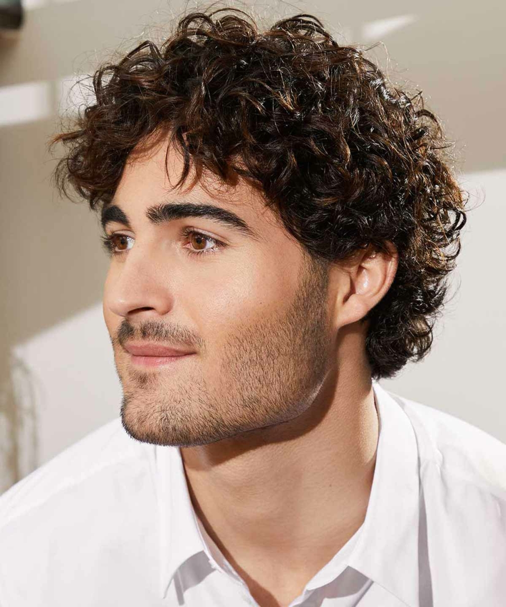 Jeremy Allen White è cool con taglio capelli ricci uomo!