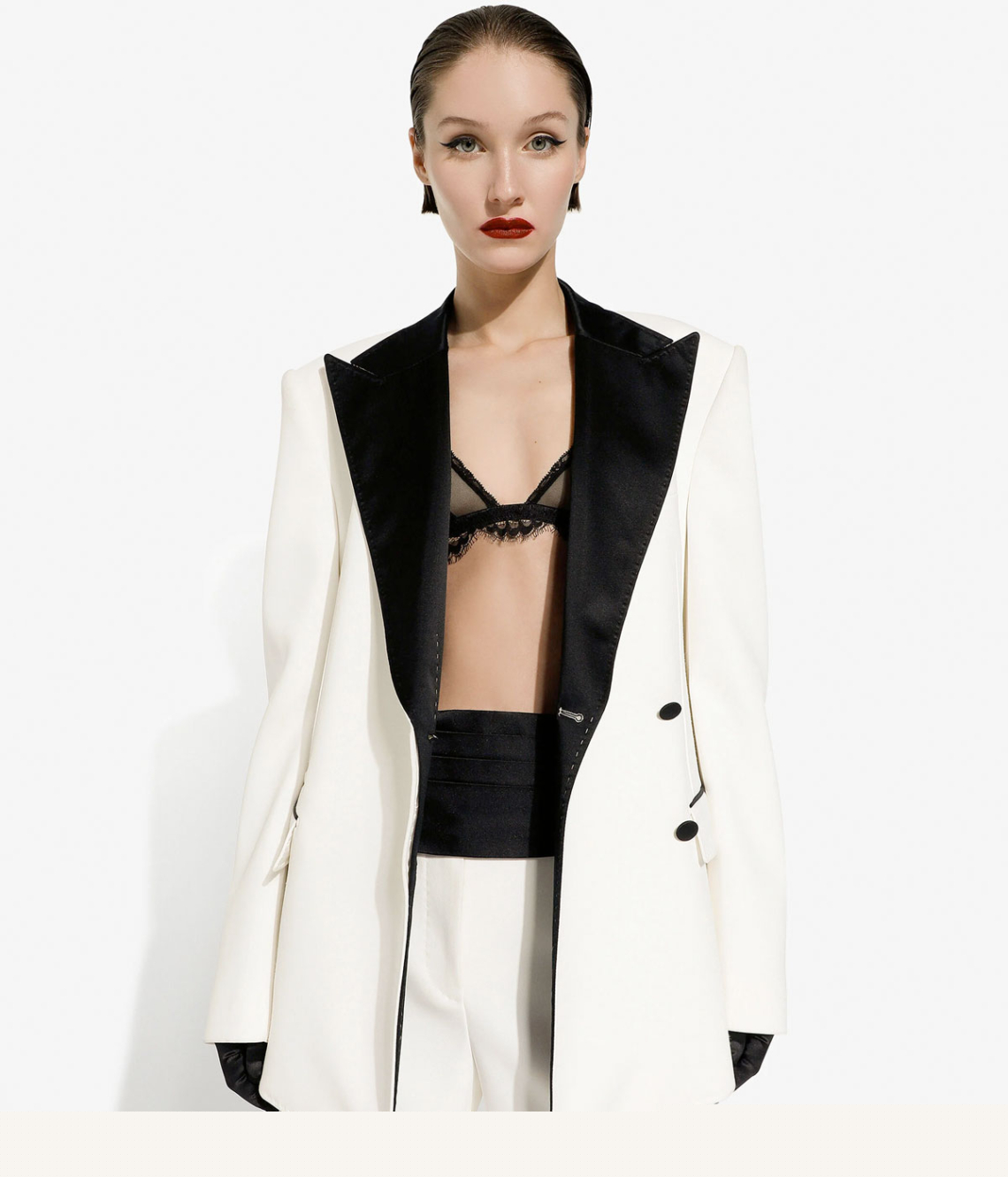 Annalisa sexy a Le Iene in outfit bianco nero tendenza 2024