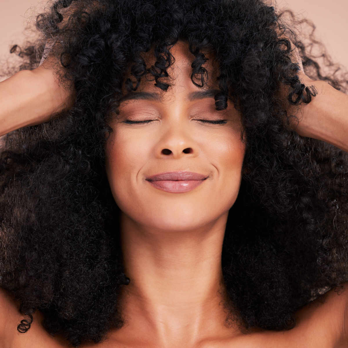 Come lavare i capelli in modo corretto: passaggi e consigli