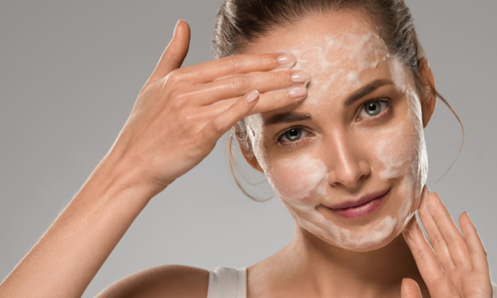 Detergente viso: latte, olio, acqua micellare, quale usare?