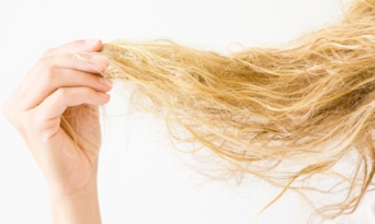 Capelli sfibrati: rimedi, cause e come trattarli - Beautydea